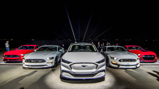 Historia de las 6 generaciones del Ford Mustang - Clicacoches