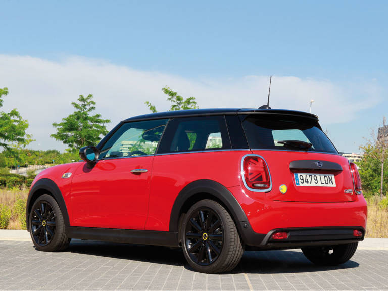 Prueba del MINI Cooper SE XL 2021, chispazo de originalidad - Clicacoches