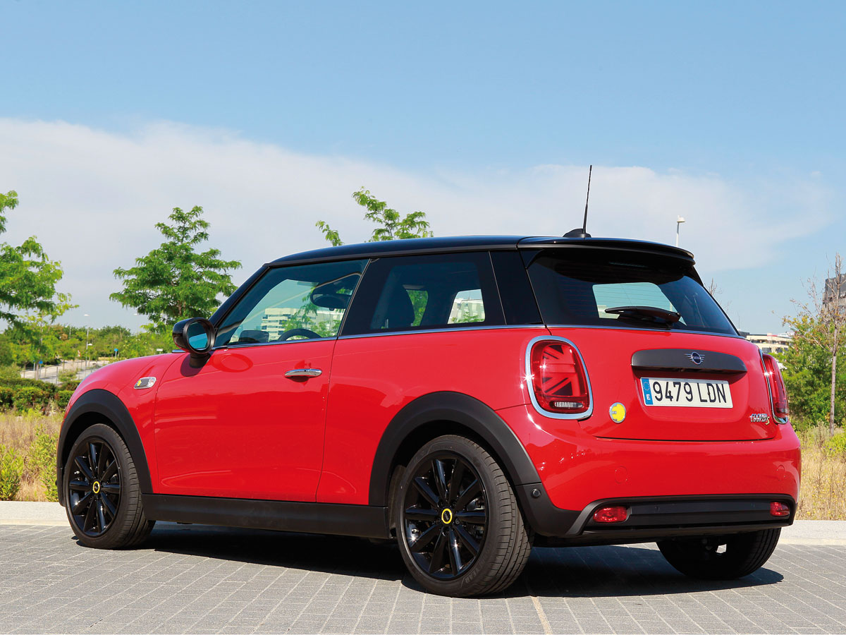 Prueba del MINI Cooper SE XL 2021, chispazo de originalidad - Clicacoches