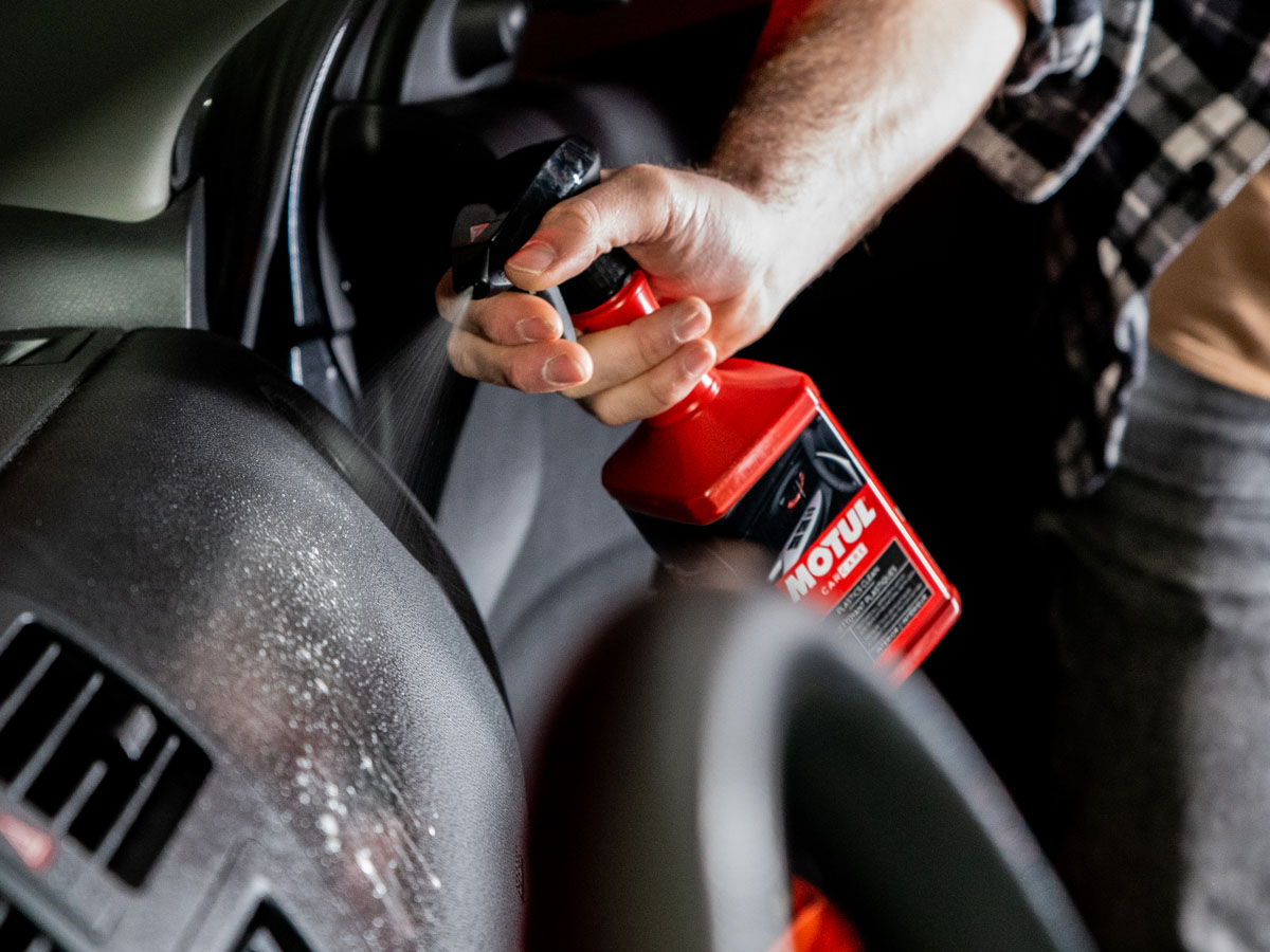 Motul cuida de tu coche (por fuera y por dentro) para que siempre luzca ...